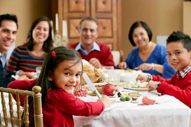 4 ways to have a successful family dinner with young children - Great ...