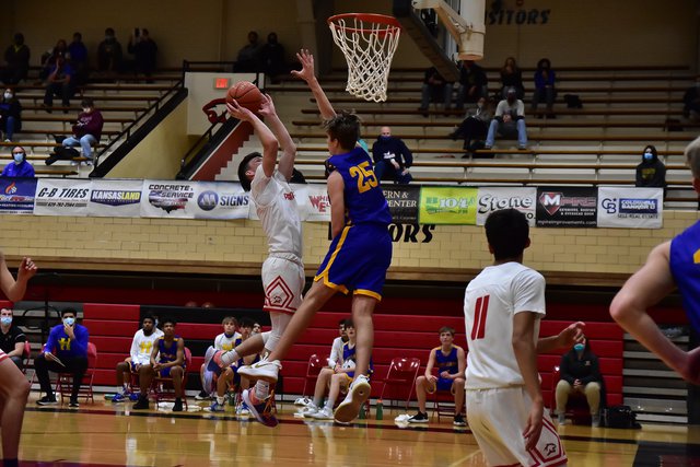 Salthawk boys race past Panthers - Great Bend Tribune