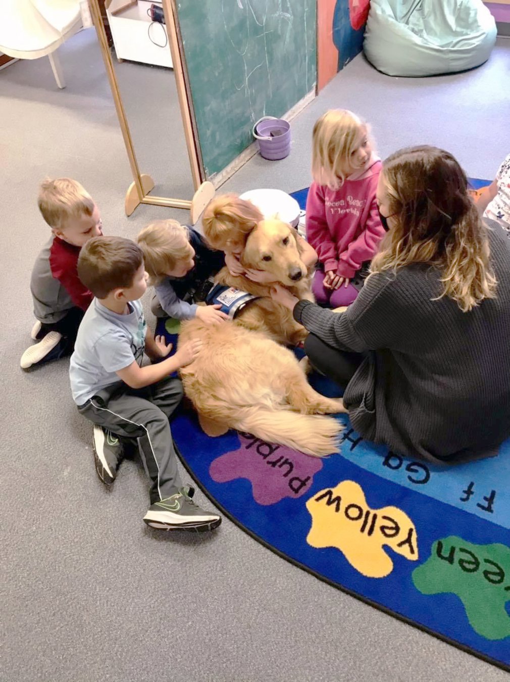 Golden Retriever helps children with autism at Sunflower Early Ed ...