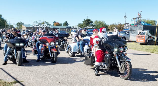 Santa Claus cruises into town - Great Bend Tribune