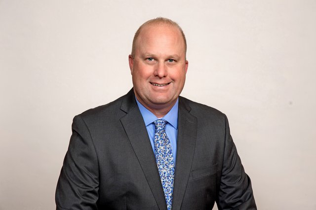 Matt Foos receives Real Estate Award - Great Bend Tribune